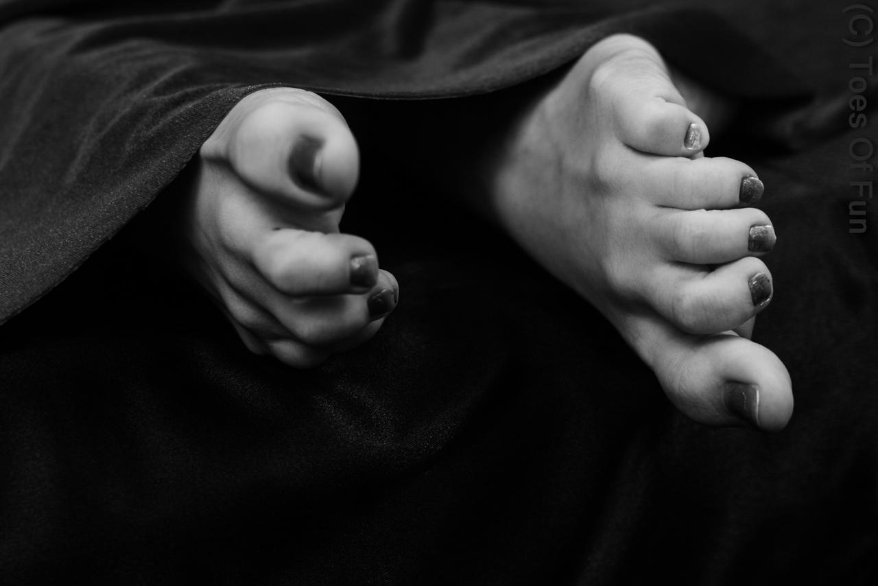 Toes Of Fun Redvelvetbw 6 By Toesoffun On Deviantart
