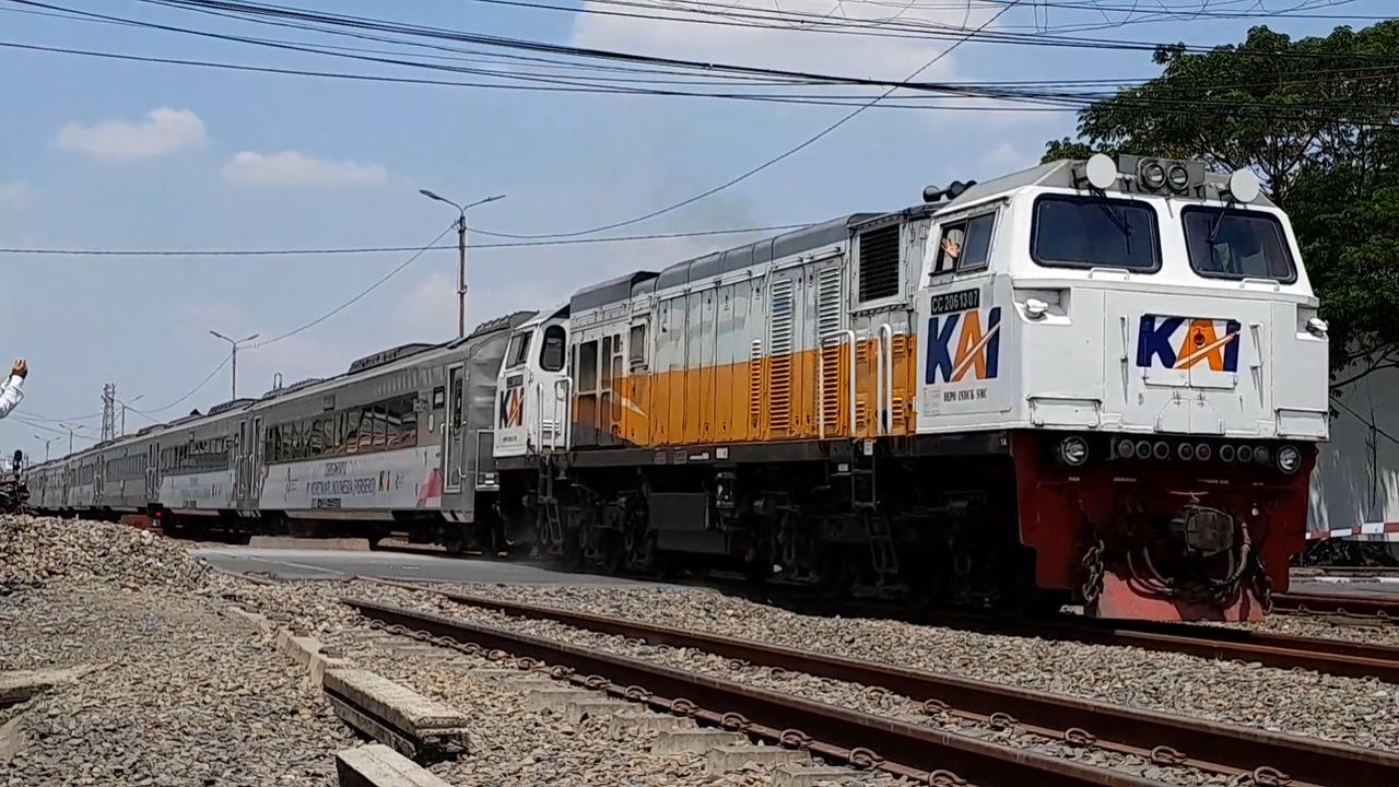 Cc 206 13 07 Smc Ft 1 Argo Bromo Anggrek Train By Railfansdaop4 On Deviantart