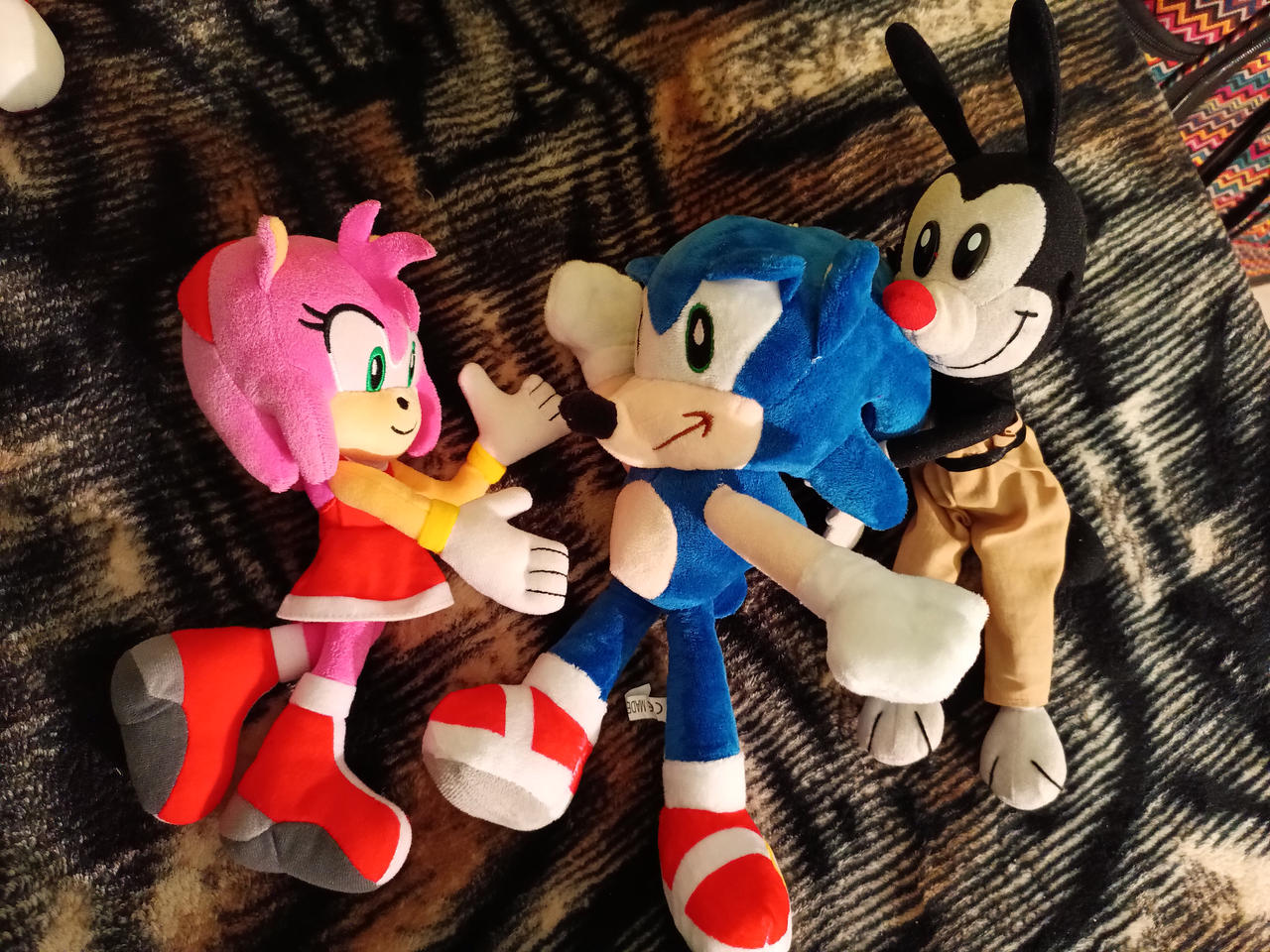 Yakko Plushie Gives Amy Sonic Plushie By Yesieguia On Deviantart