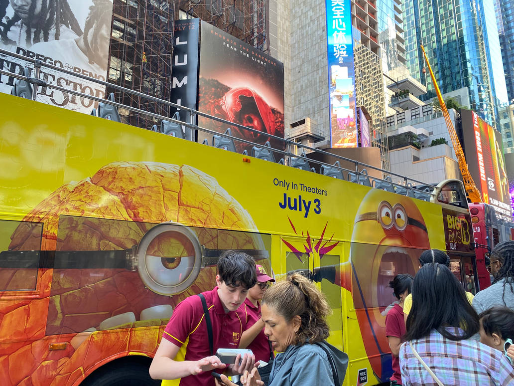 Despicable Me Tour Bus By Gothnebula On Deviantart
