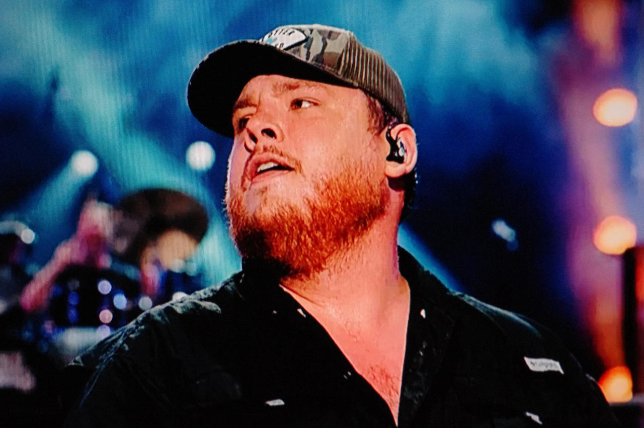LOVIN' ON YOU - LUKE COMBS by OldieButGoodie on DeviantArt LOVIN' ON YOU - LUKE COMBS by OldieButGoodie on DeviantArt