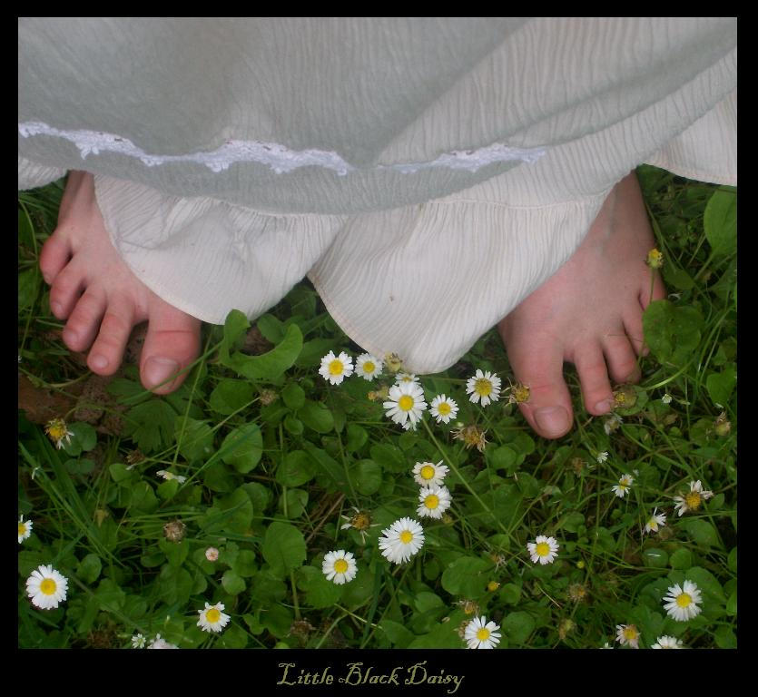 foots. by LittleBlackDaisy on DeviantArt