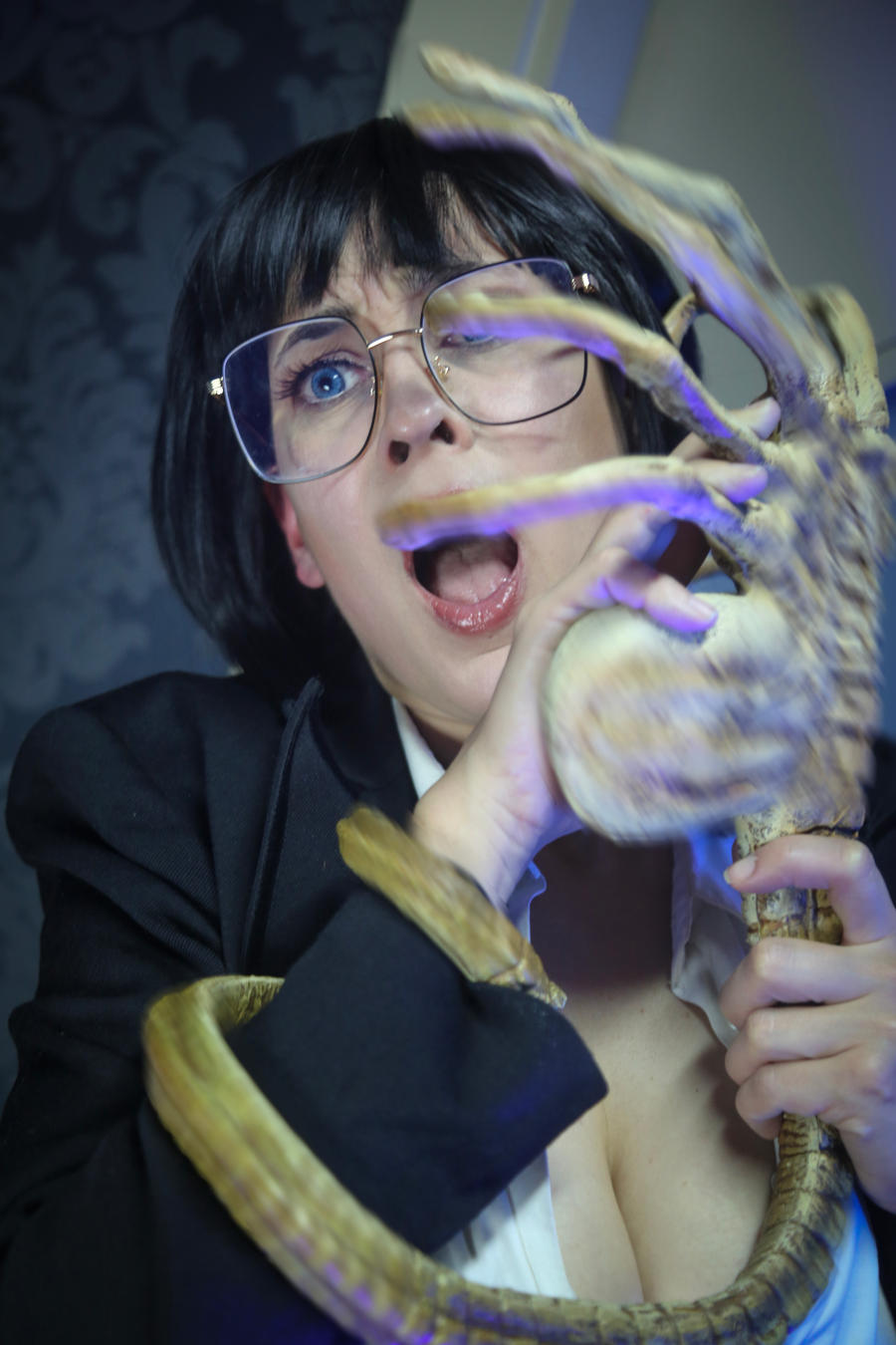 Facehugger Attack At The Office By Vampi Saurus On Deviantart