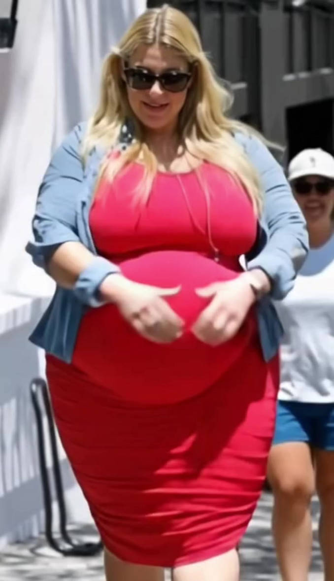 Heavily pregnant Busy Phillips out for a walk by Pregnantcandids on ...
