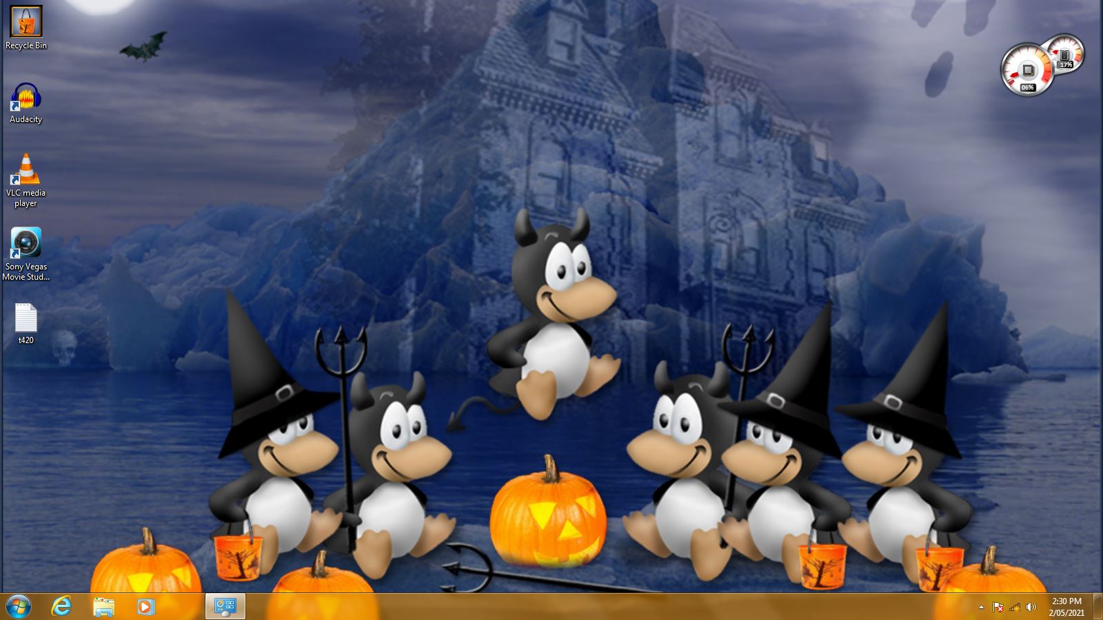 Penguin Halloween Windows 7 Theme by nc3studios08 on DeviantArt