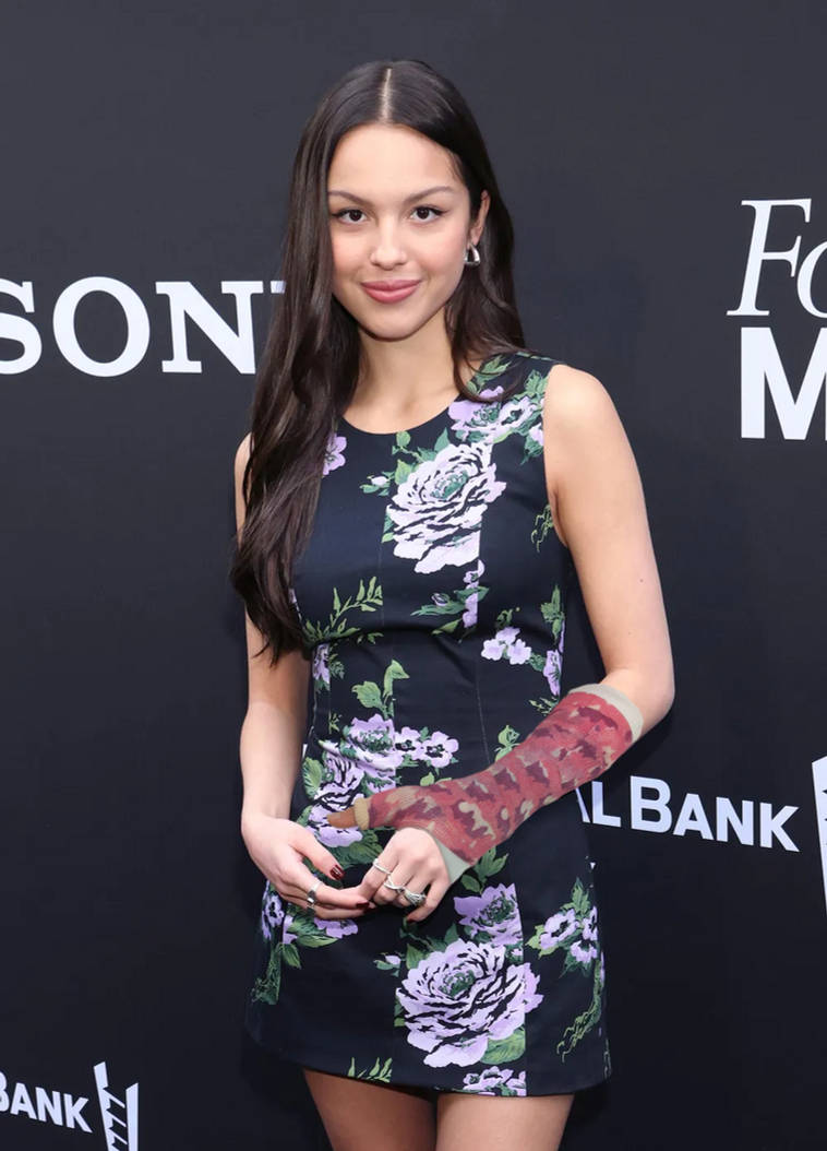 Olivia Rodrigo's new arm cast! by fortnitesmexy on DeviantArt