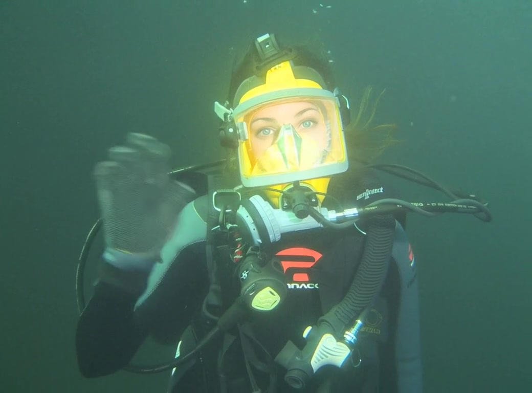 Hailuo Video female scuba diver panics as a 400836 by mattsgear on ...
