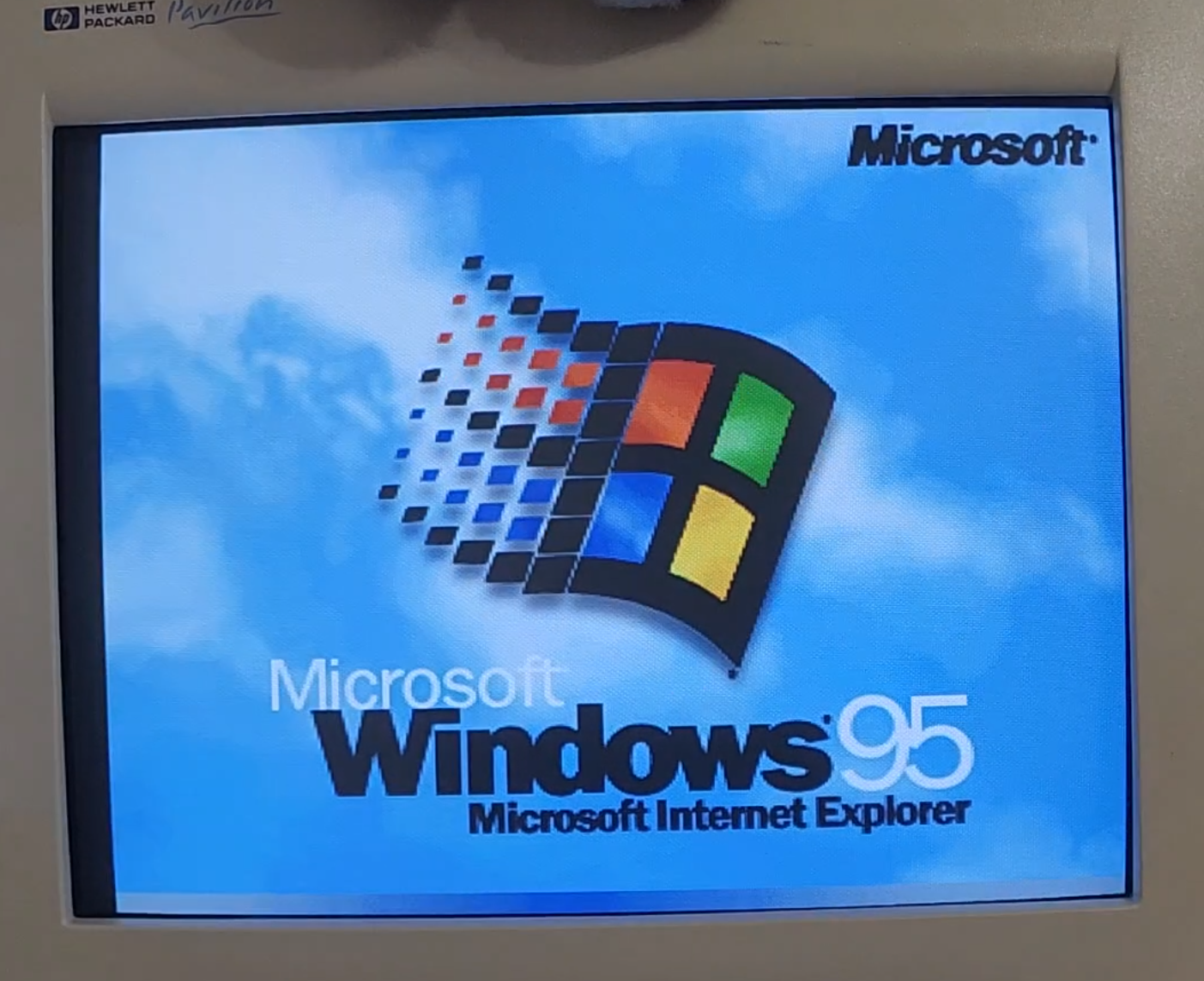 windows 95 splashscreen by CrazyWeegee64 on DeviantArt