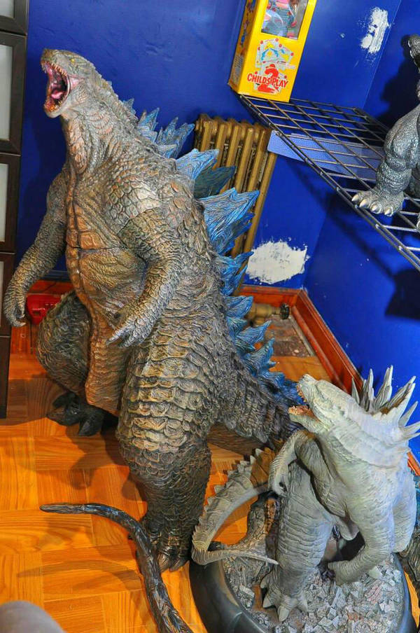 My giant godzilla next to Sideshows. by FritoFrito on DeviantArt