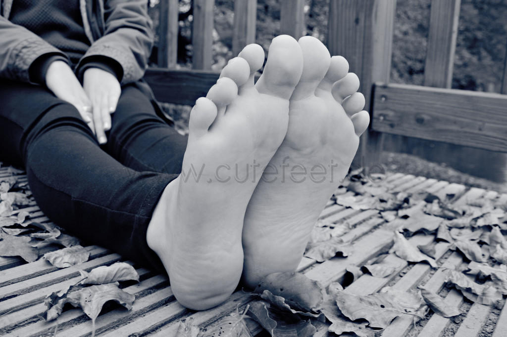 The joy of autumn - Cold feet by foot-portrait on DeviantArt